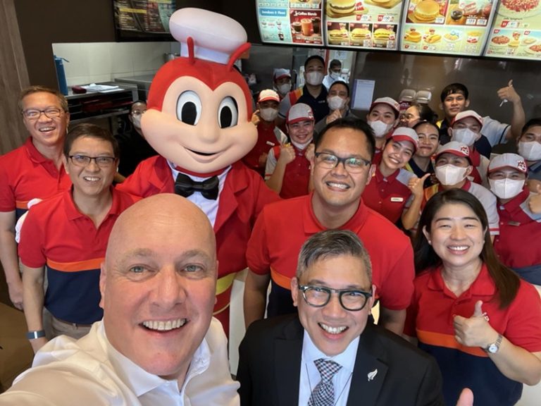 New Zealand’s Prime Minister Christopher Luxon Visits Jollibee on 1st ...